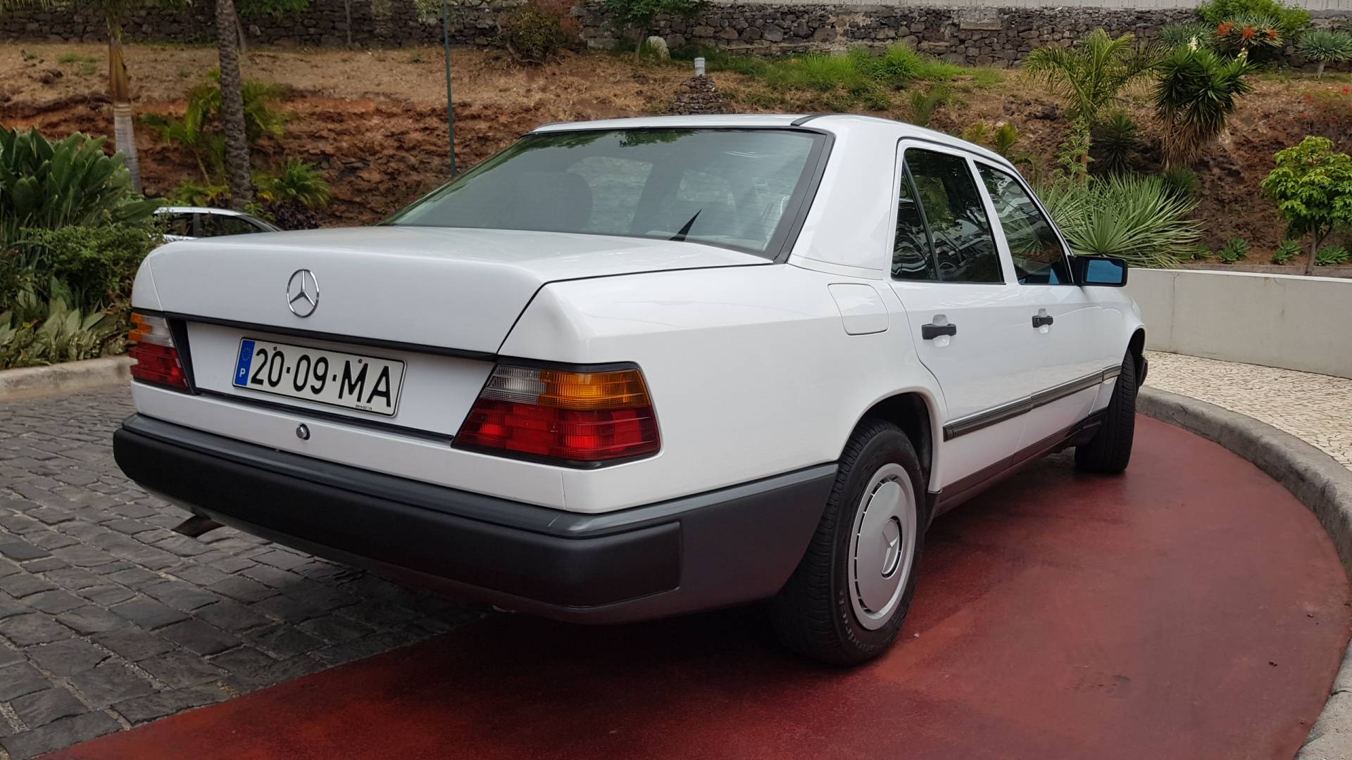 For Sale: Mercedes-Benz 200 E (1991) offered for GBP 6,900