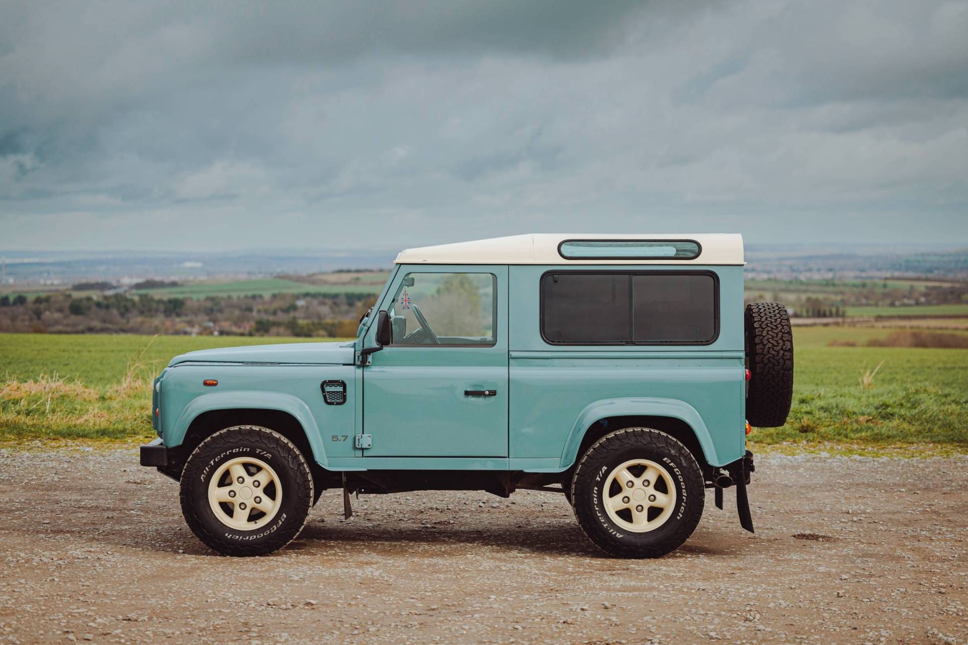 For Sale: Land Rover Defender 90 Td5 (2002) offered for EUR 40,979