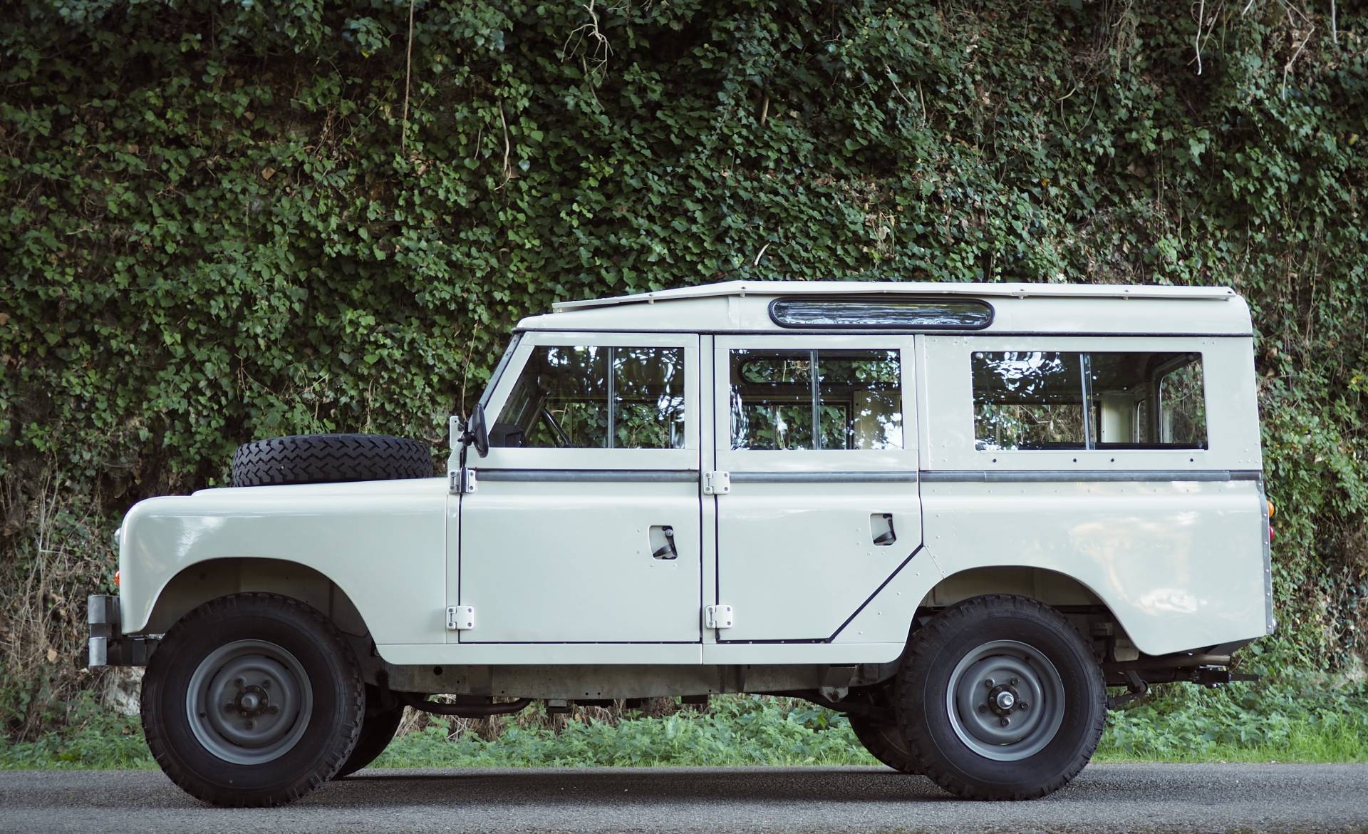Te koop: Land Rover 109 (1981) aangeboden voor Prijs op aanvraag