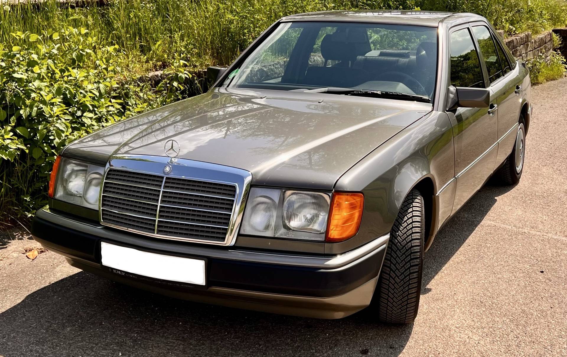 For Sale: Mercedes-Benz 230 E (1990) offered for £11,036