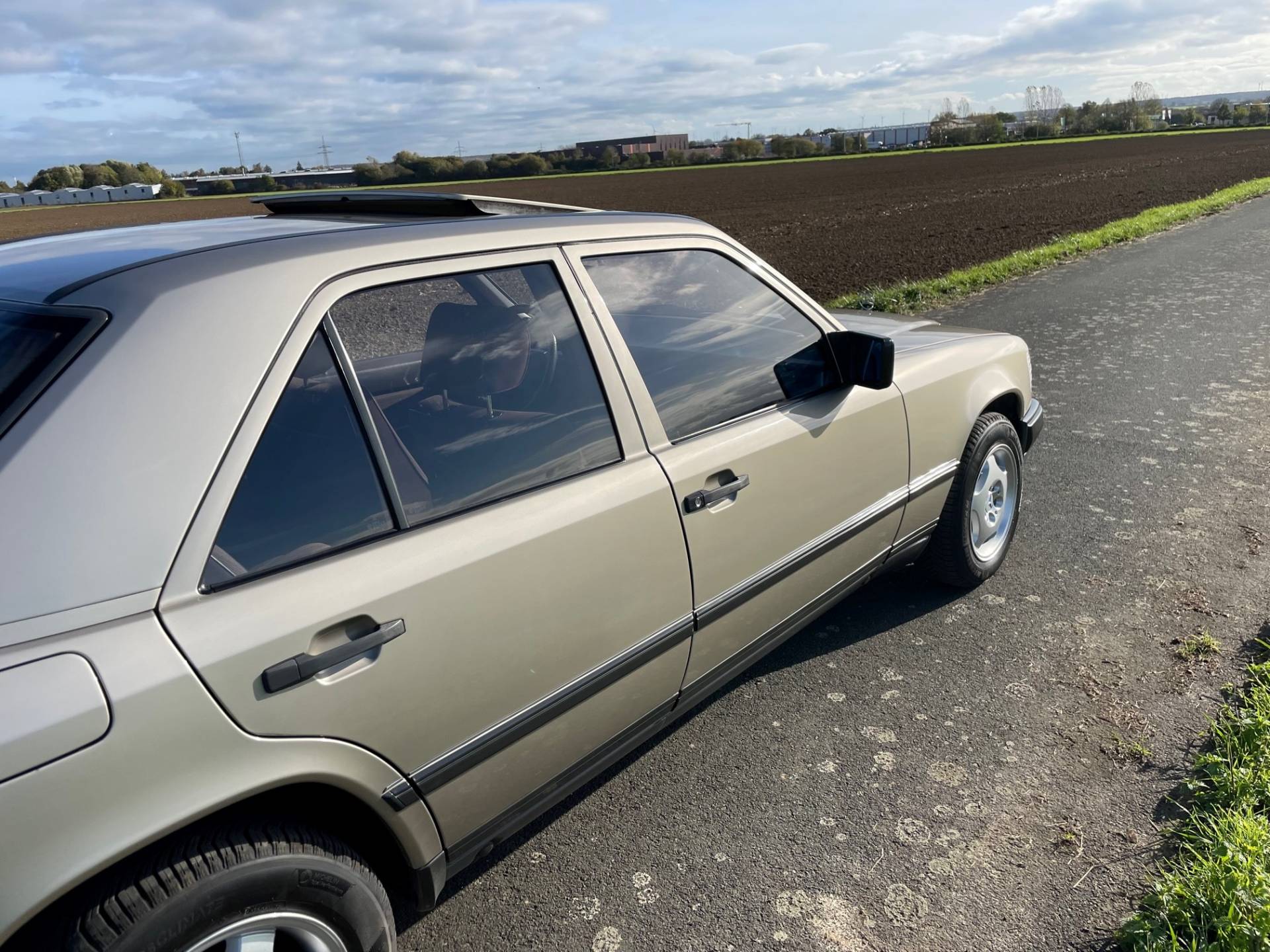 For Sale: Mercedes-Benz 260 E (1988) offered for £6,444