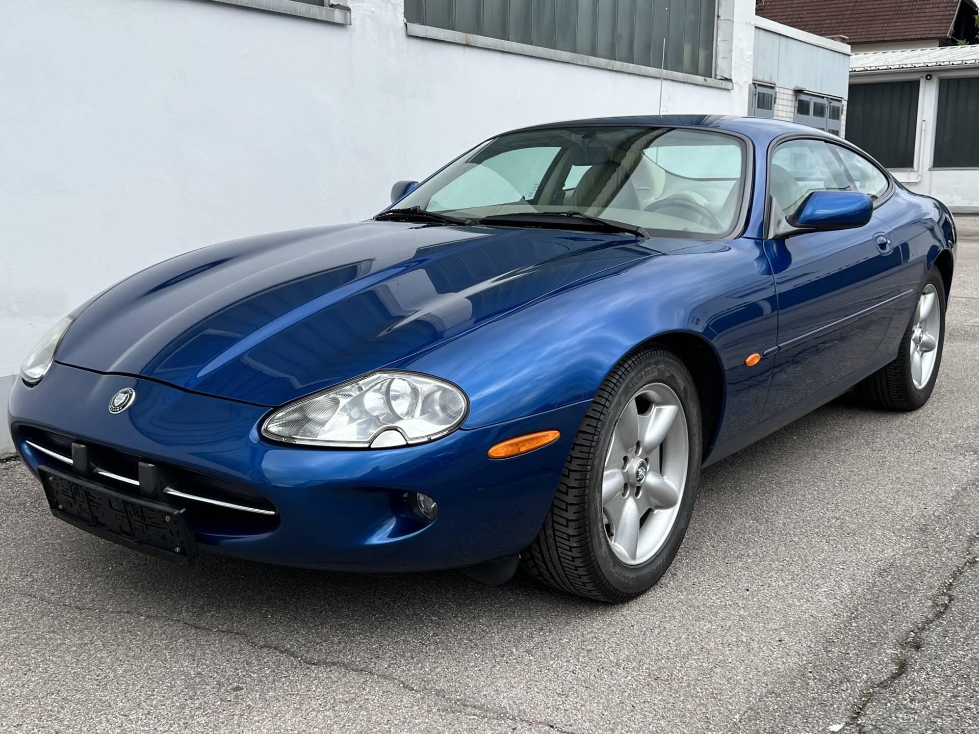 For Sale: Jaguar XK8 4.0 (1997) offered for £17,384