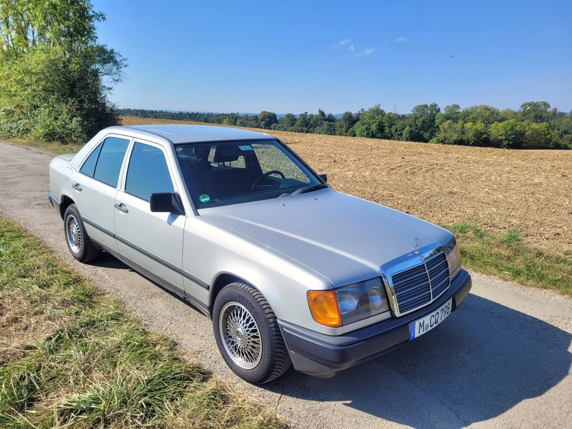 For Sale: Mercedes-Benz 260 E (1988) offered for £8,209