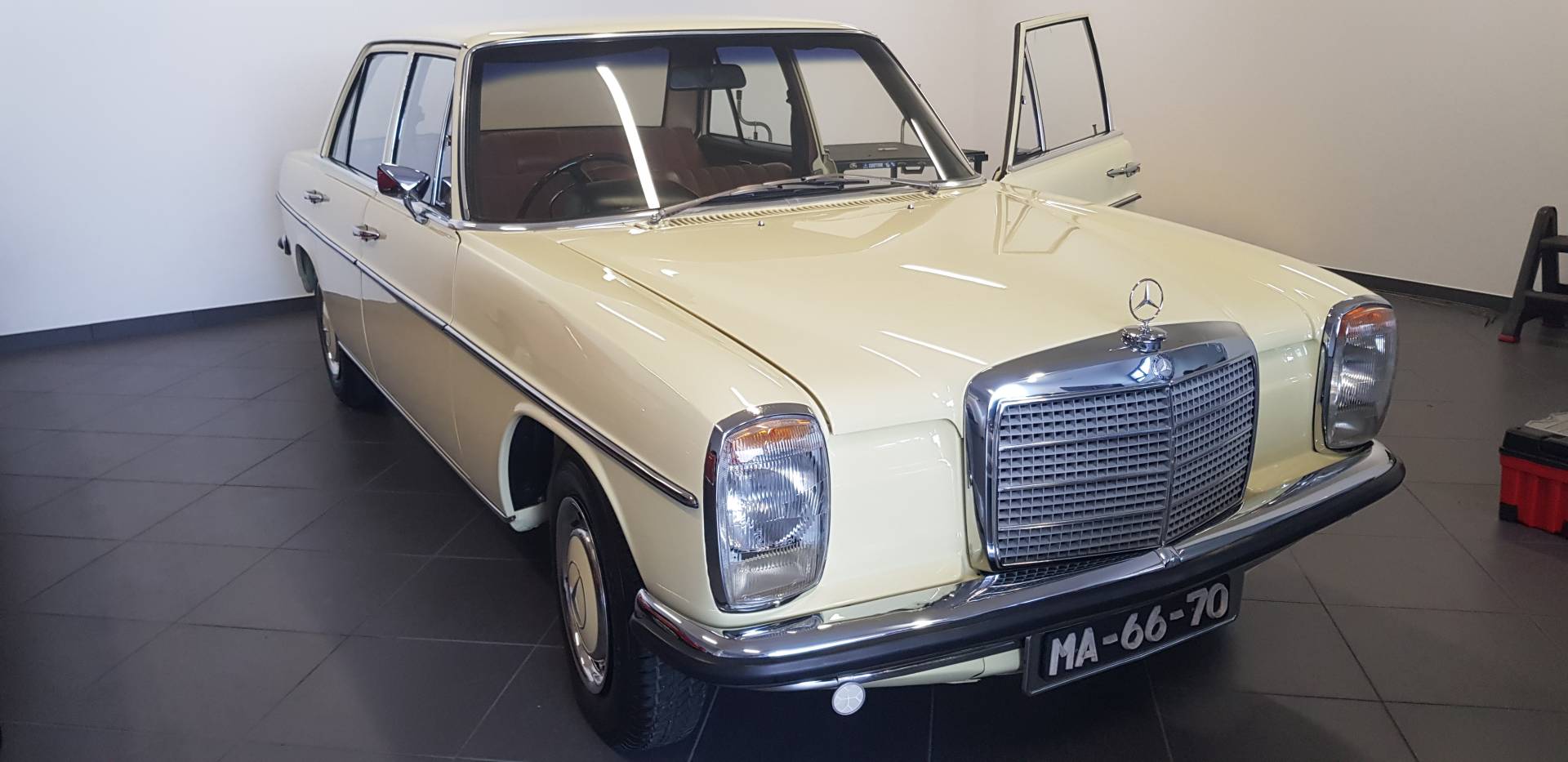 For Sale: Mercedes-Benz 230 (1969) offered for GBP 23,297